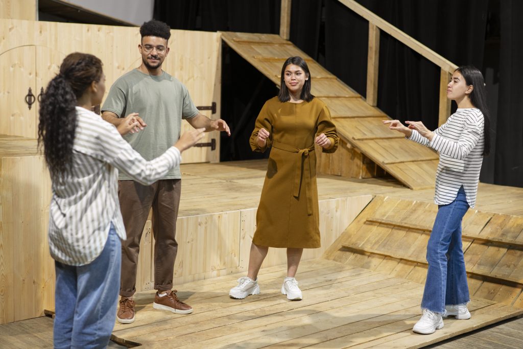 O que é improvisação teatral e como ela melhora sua atuação?